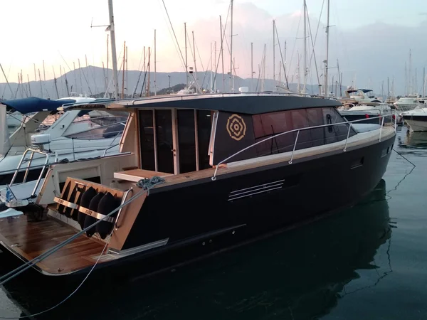 Motorboat Fjord 40 Cruiser Shine IIIレンタルでGreece週 から| Yachting