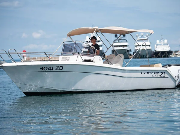 Motorboat Focus 21 Focus 2021レンタルでCroatia週 から| Yachting
