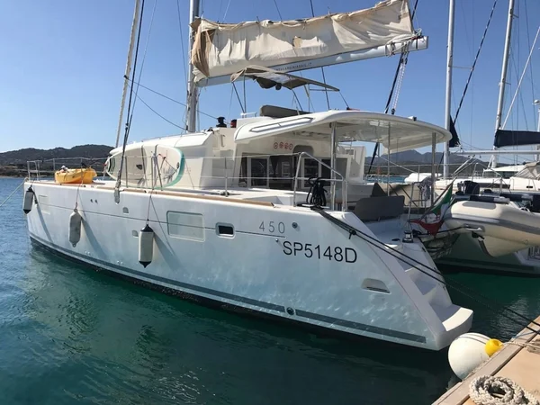 Catamaran Lagoon 450 Only BlueレンタルでCroatia週 から| Yachting