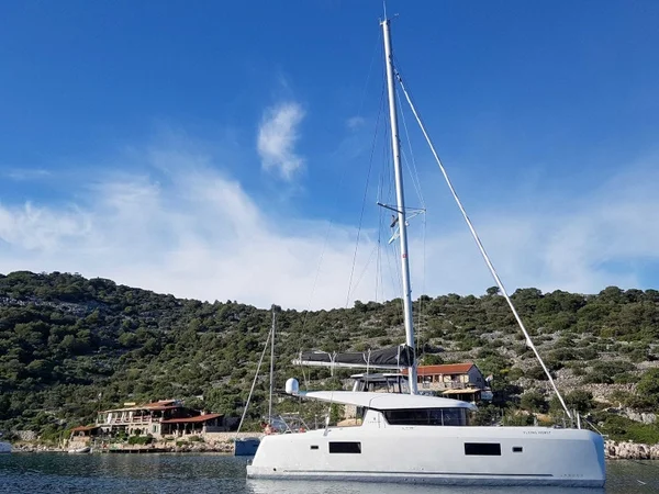 Catamaran Lagoon 42 Flying HorstレンタルでCroatia週 から| Yachting